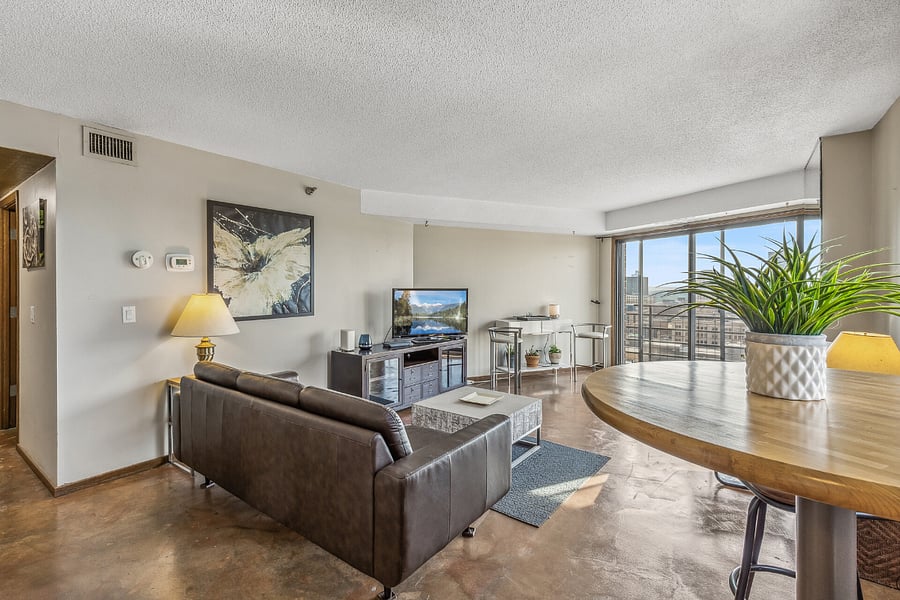 Amazing City views, Downtown Condo corner unit, 1 bedroom unit
