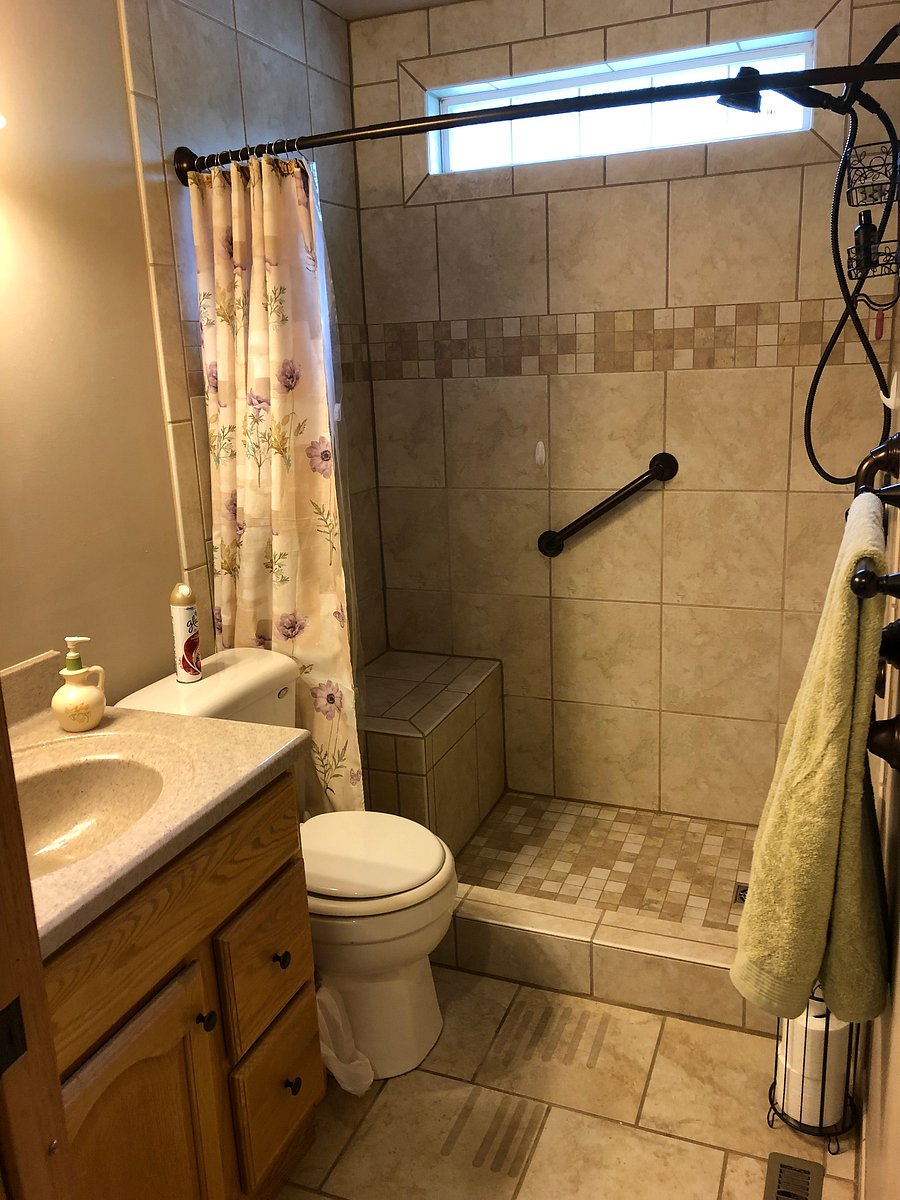 A Cozy Retreat is a two bedroom house with a laundry and walk in shower