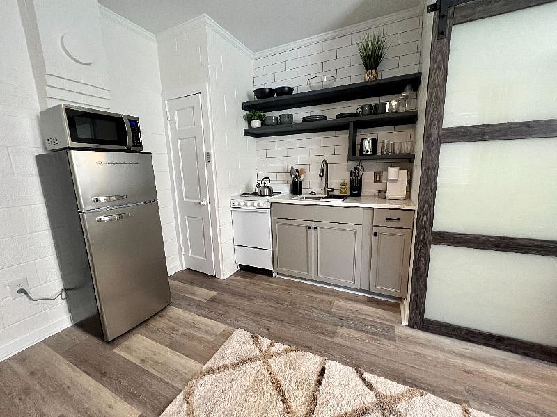 1 Bed 1 Bath Downtown Apartment Newly Renovated - Berne Suites