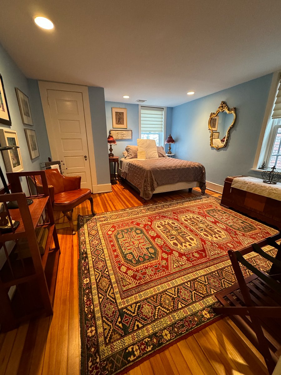Private room and bath in historic Dupont...
