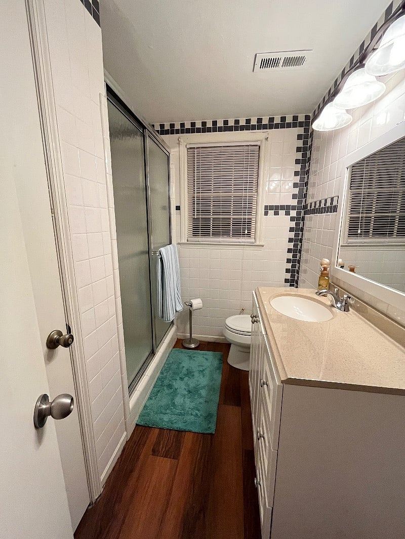 Private Terrace Level Apartment in Friendly Neighborhood!