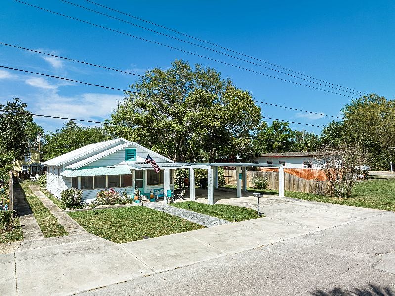 3Bedroom home-fenced yard-quite neighborhood-conveniently Downtown PSJ