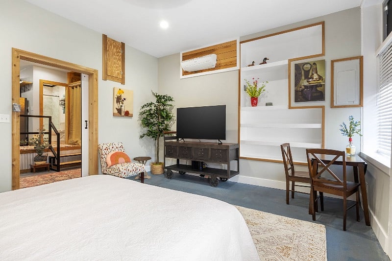 Beautiful Downtown Apartment Across from Rupp (401-1)