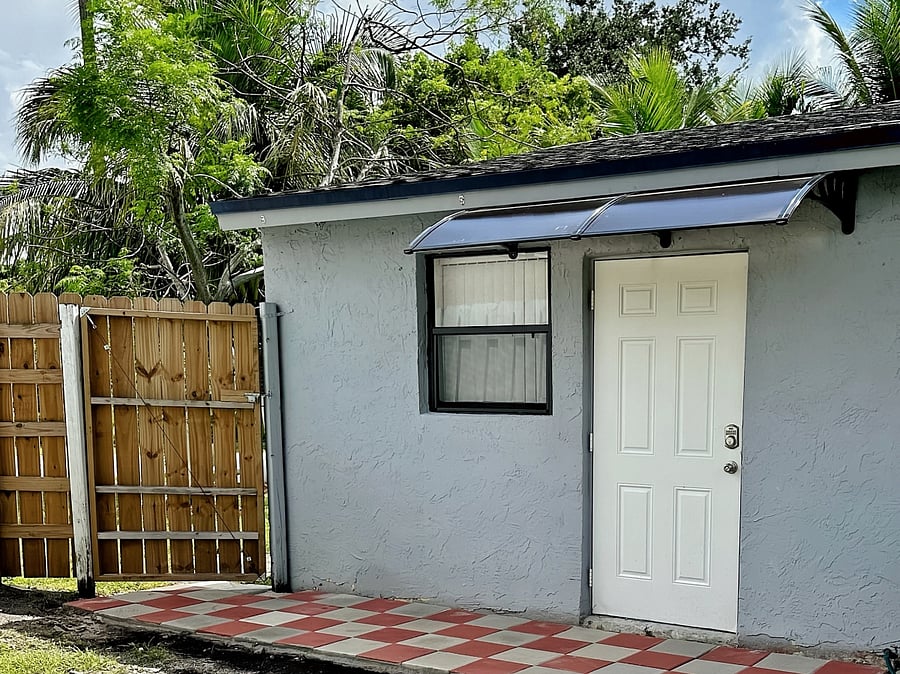 PRIVATE ROOM/PRIVATE ENTRY CORNER HOME in BEAUTIFUL FT LAUDERDALE