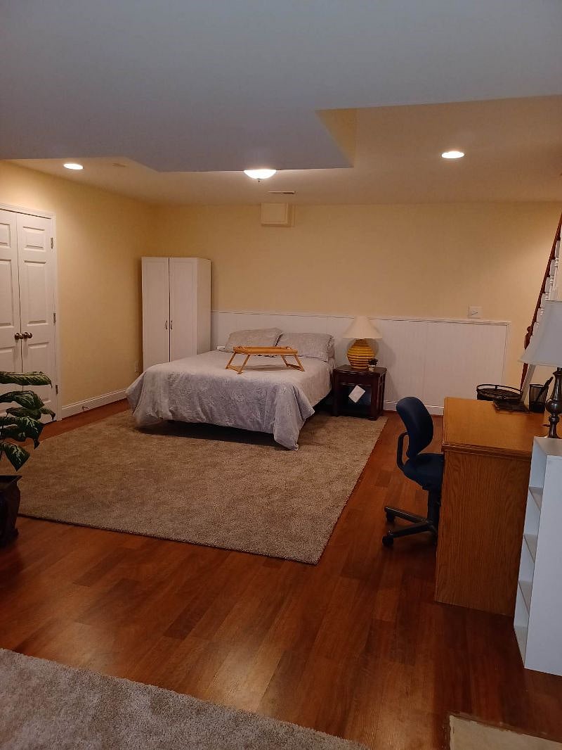 Wonderfully Spacious 4 Room Apartment w/ Pool & Private Entrance