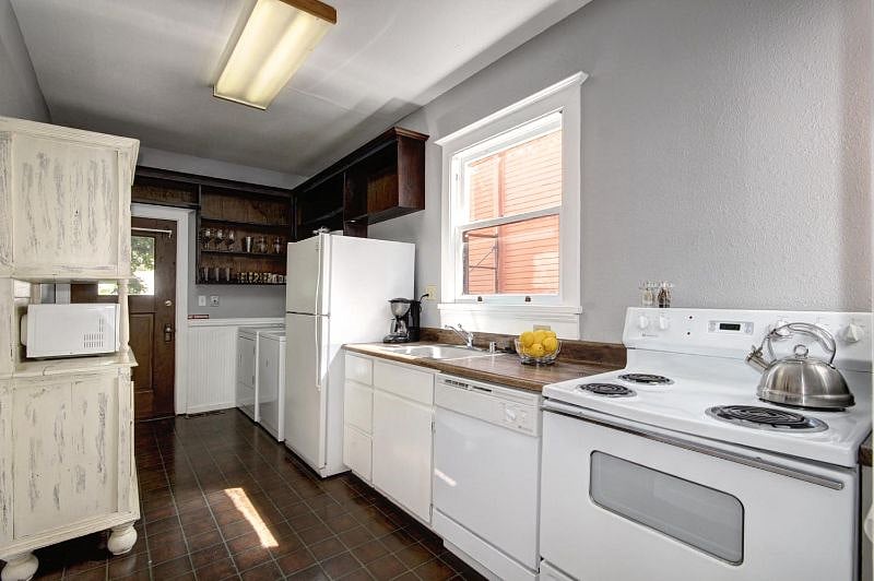 Gorgeous 1910 Fully Furnished Apartment, the perfect home-away-from-home.