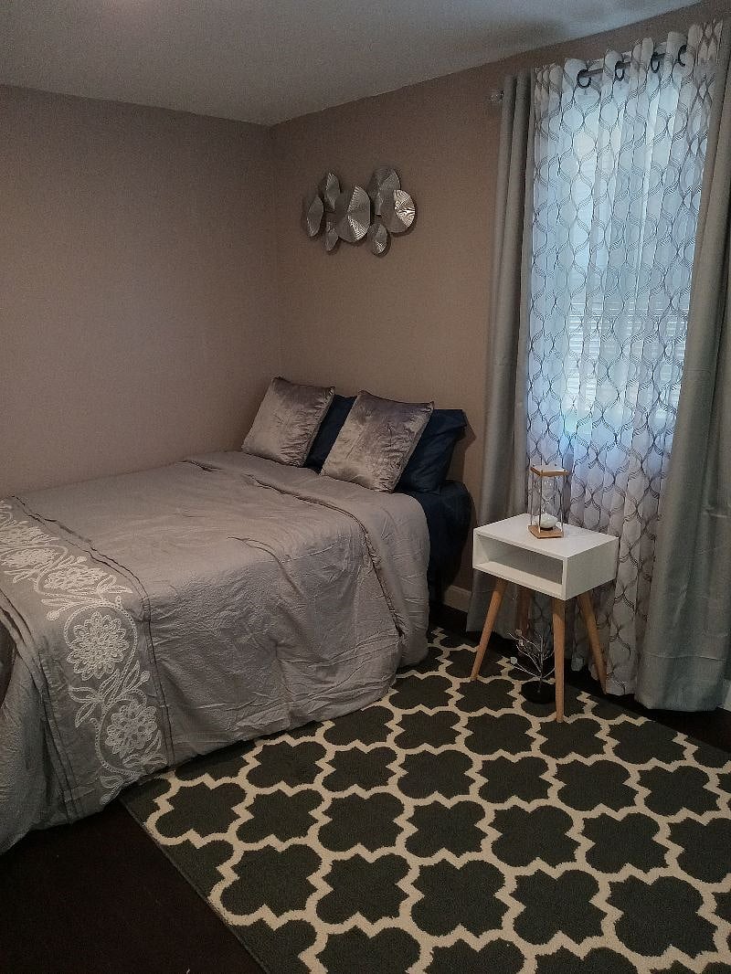 Private Room with Keyless Entrance and Private Bathroom - Conveniently ...