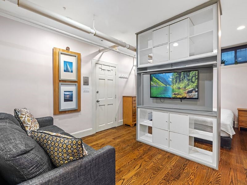 RENNOVATED BEACON HILL STUDIO STEPS TO MGH