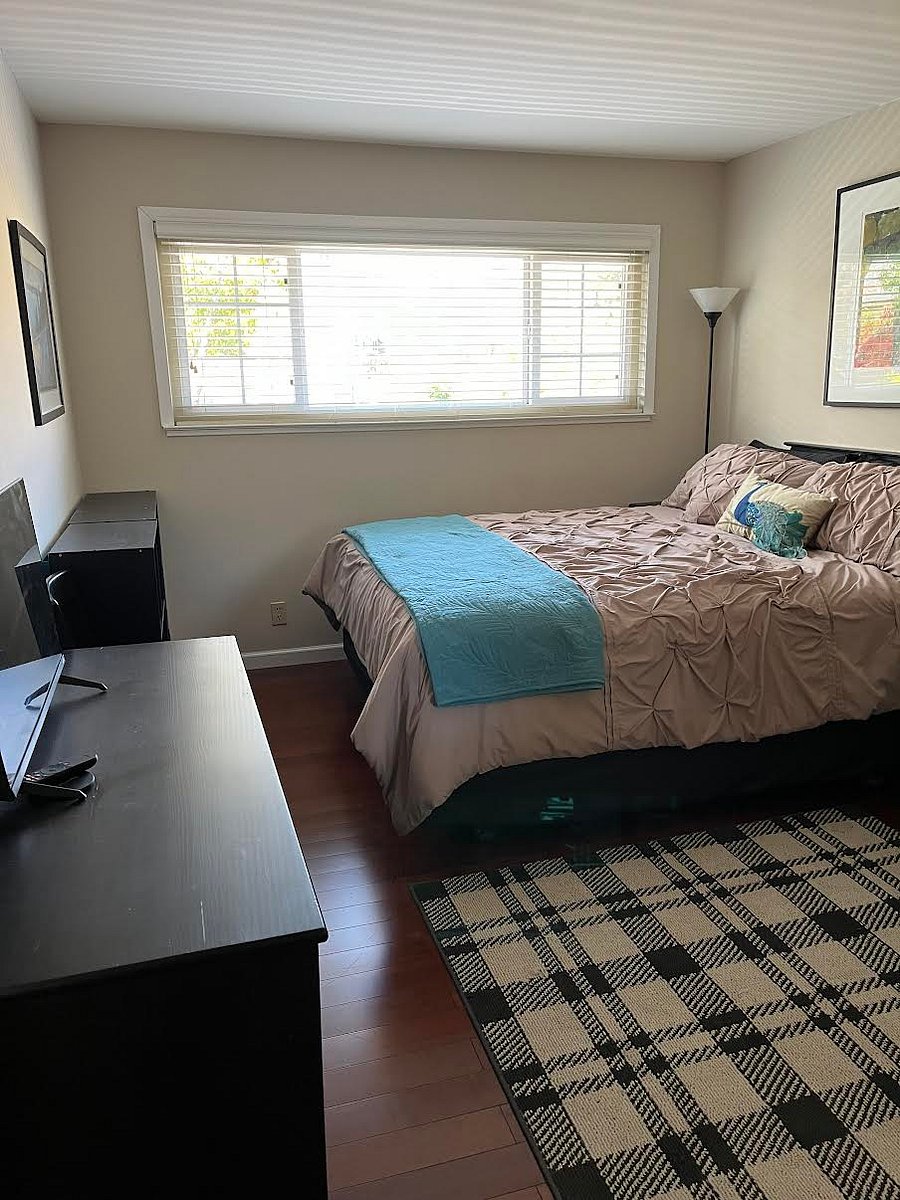 Comfortable private room in Novato home with...