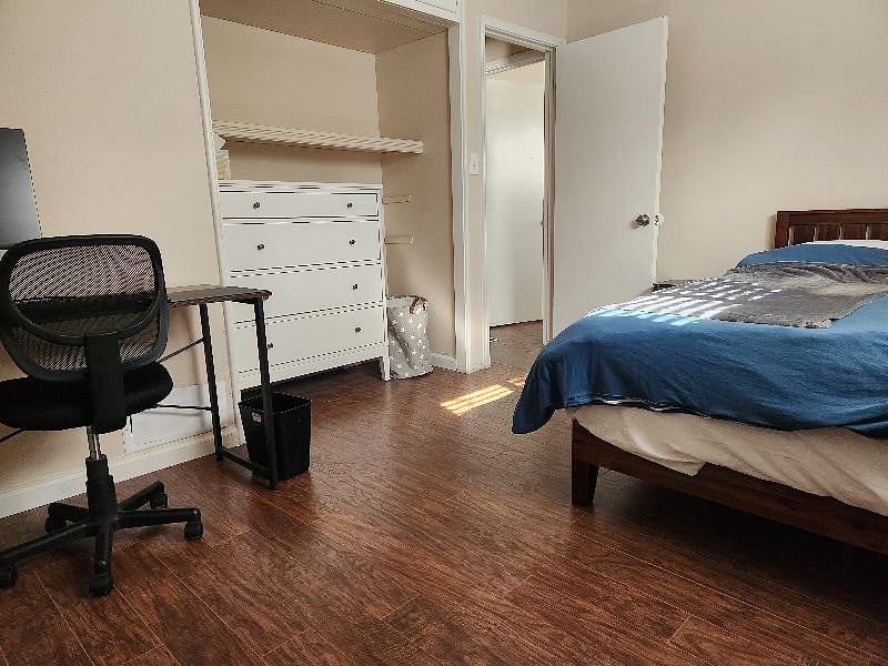 Private Room with Private Entrance On-site Hot Tub and Gym