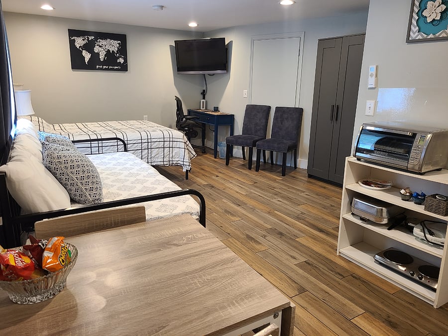 Private Guest Studio with Kitchenette Close to Everything