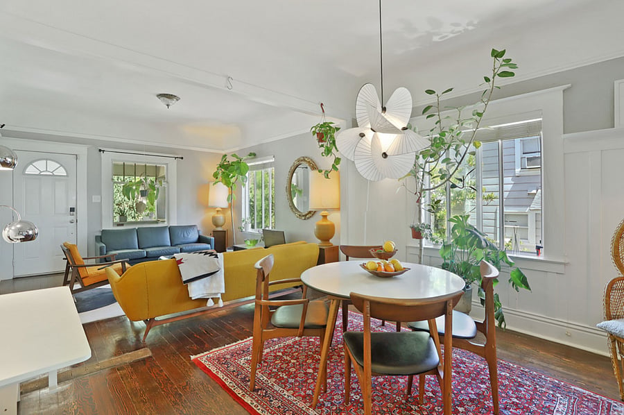 Cozy, simple, private room steps from shops