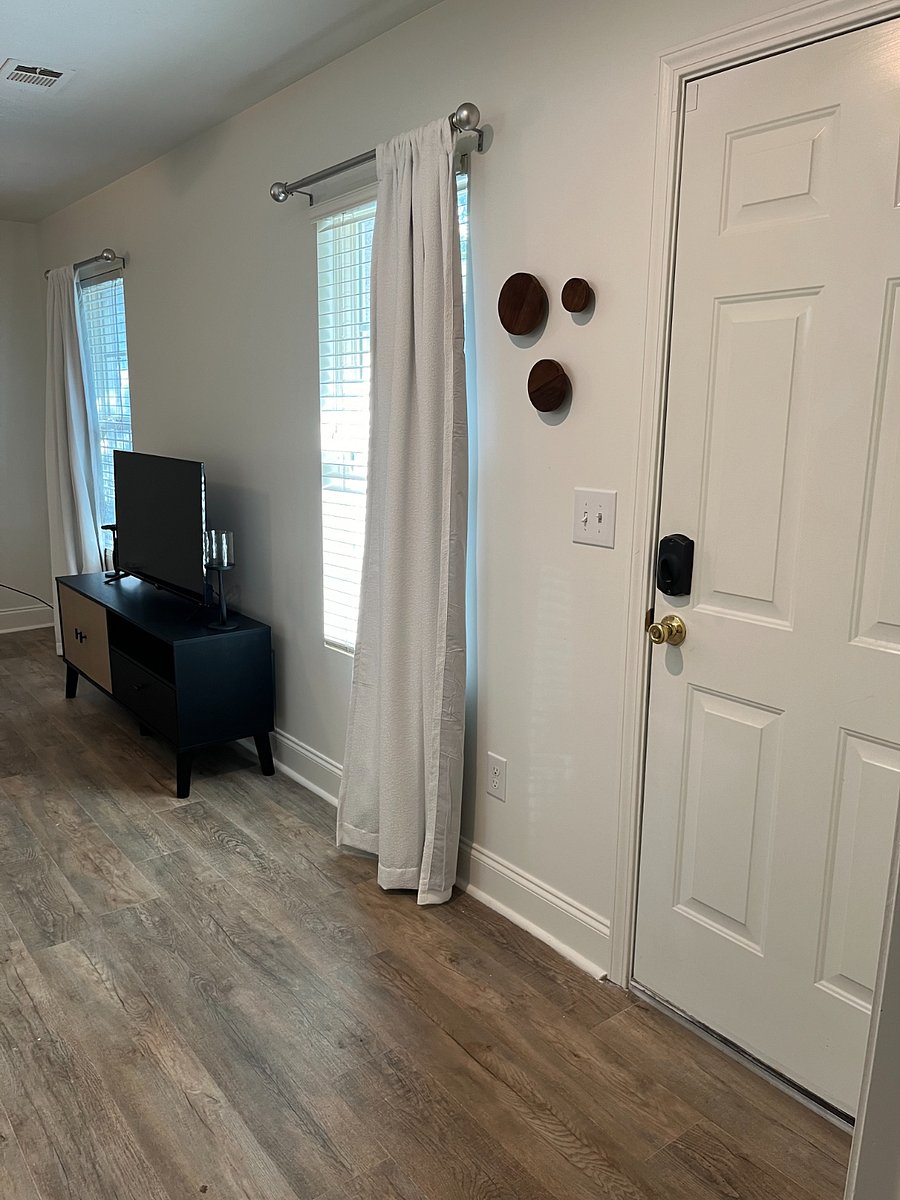 Unit 4 Private bed, bath ,sitting area & entry