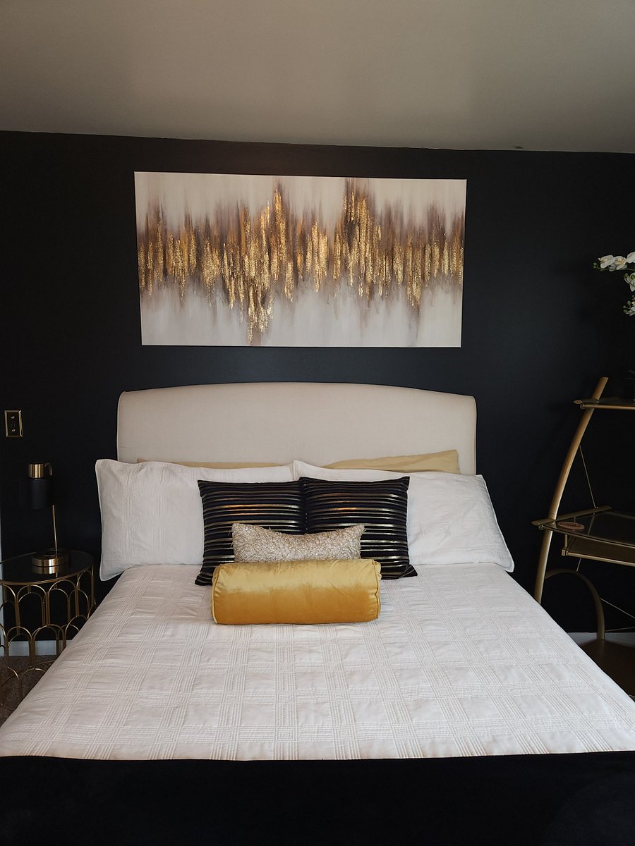 Gold Room Master Suite