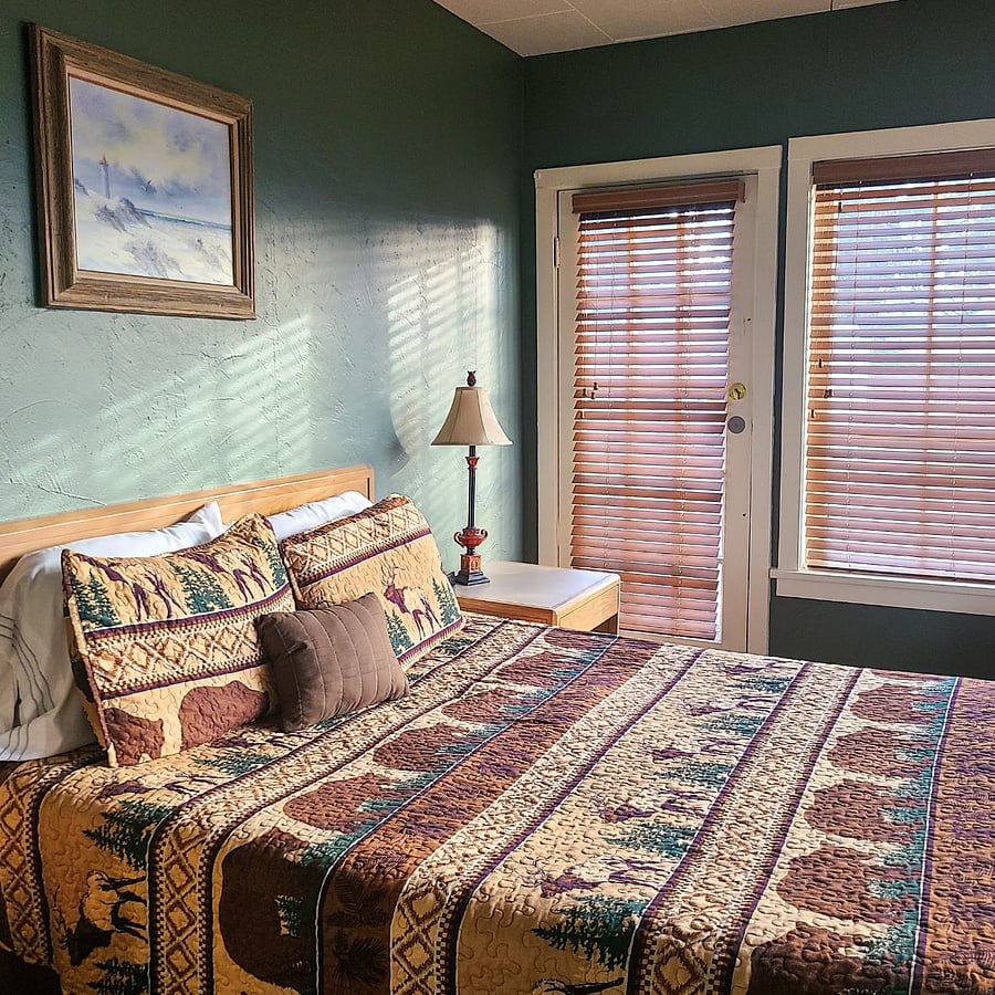 The Tamarack House - 3BD, 2 queen, 1 cali king,