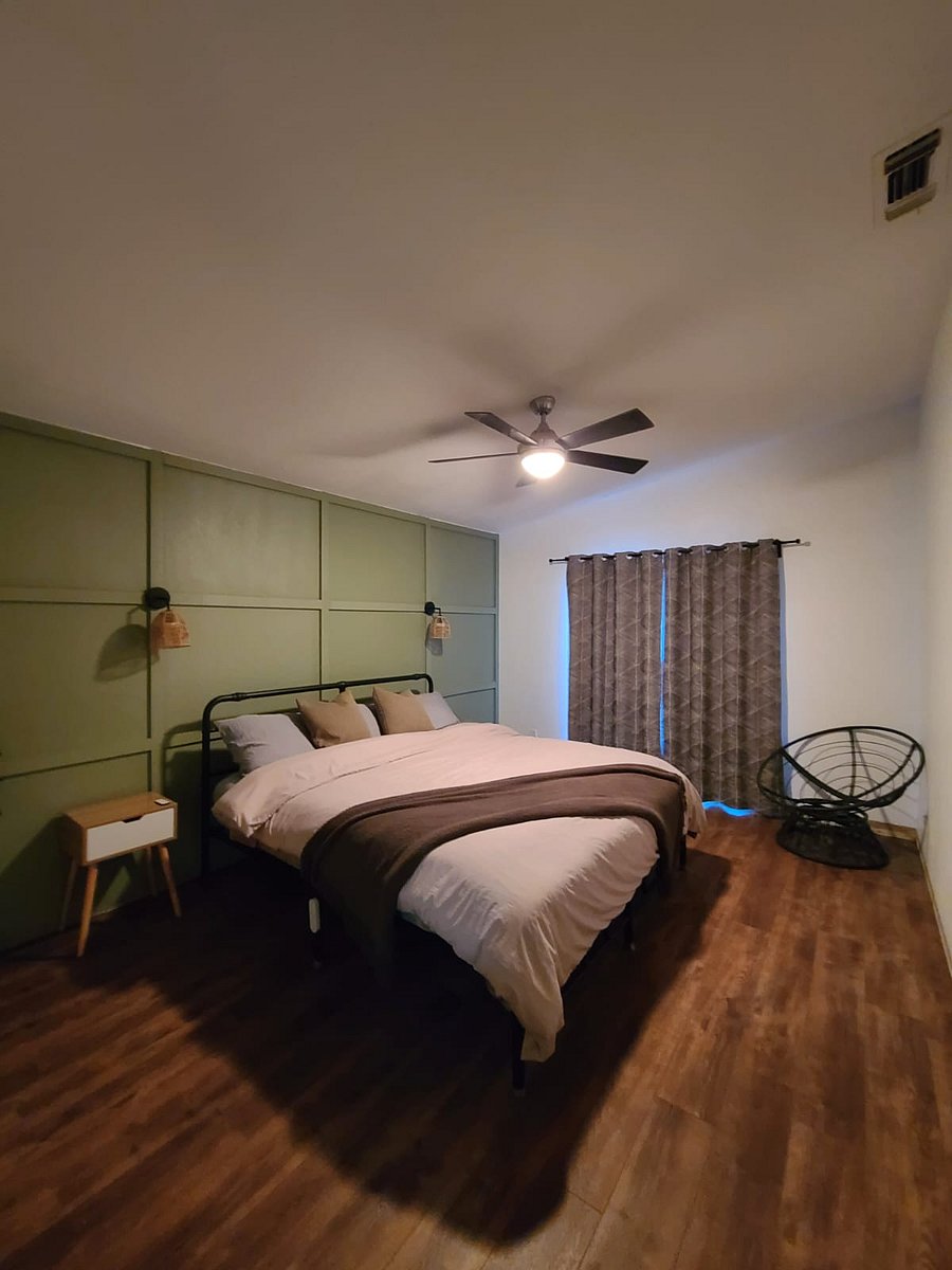 Cozy private room with easy freeway access