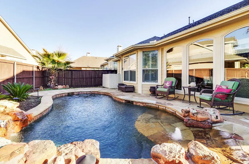 Serene Luxury Arlington, LONG TERM- Gated Private Pool Court yard ...
