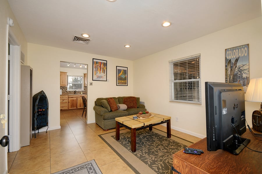 UNM Area Amazing One Bedroom Private Unit B