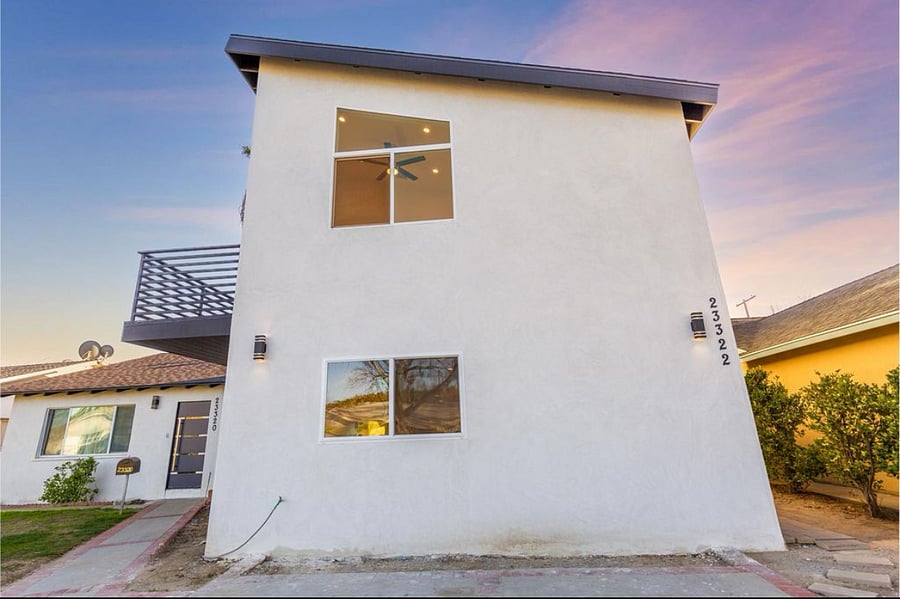 Modern 2 story house with high vaulted ceiling and balcony