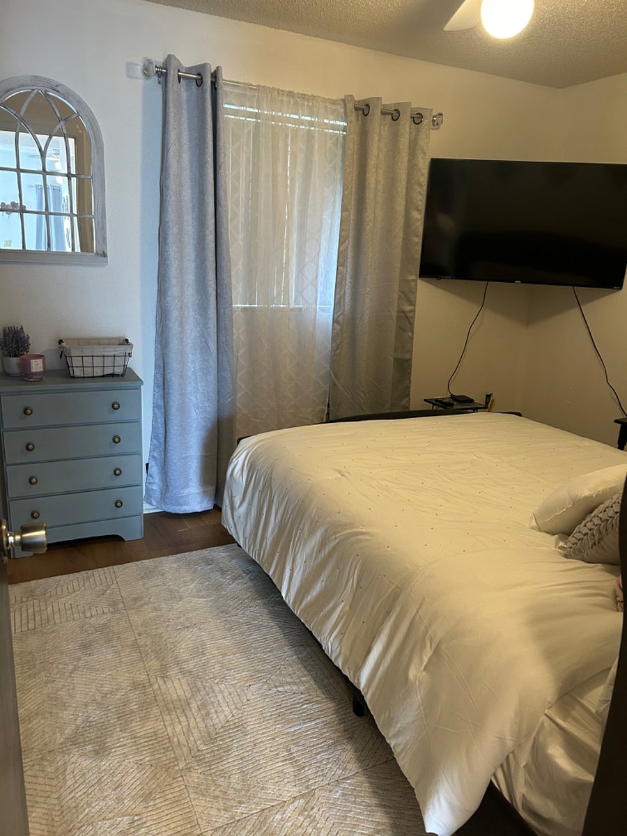 Cozy safe condo close to beaches and Downtown area