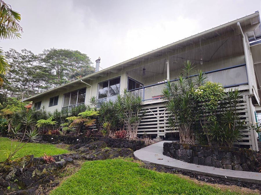Yellow Room - 2.4 miles from Hilo Benioff Medical