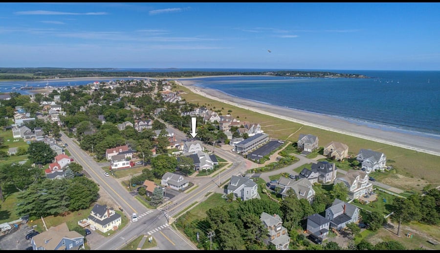 Charming 3 bedroom house steps to Pine Point Beach