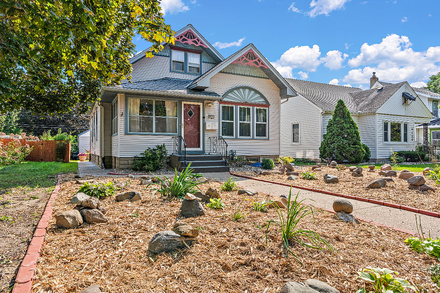 1 Bed/1 Bath-Queen Bed-Office-70 Walk Score-Washer/Dryer-Patio