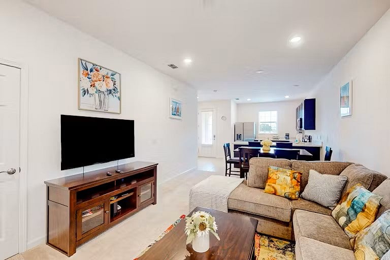 SPACIOUS BEAUTIFUL & COZY HOME IDEAL FOR FAMILY. VERY COMFORTABLE