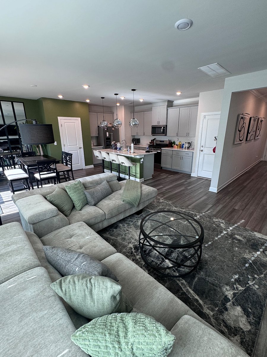Beautiful fully furnished 4 Bed 2.5 Ba Clt Home