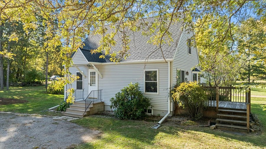 Updated 3 BR 1.5 BA farmhouse close to Medical Complex