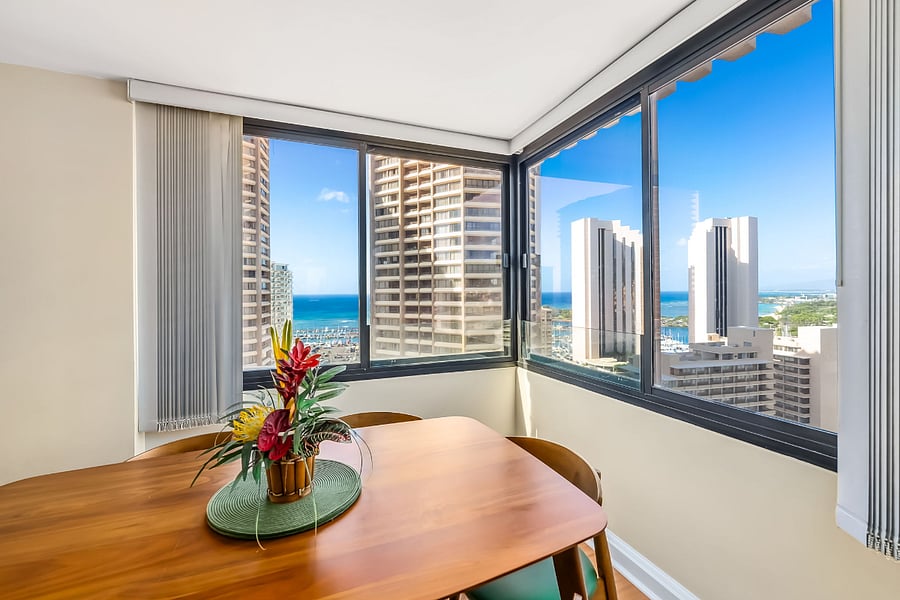 Expansive Ocean and Sunset Views, 1650 sf, Free Parking, W/D