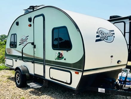 Cute travel trailer with privacy on desirable South Side