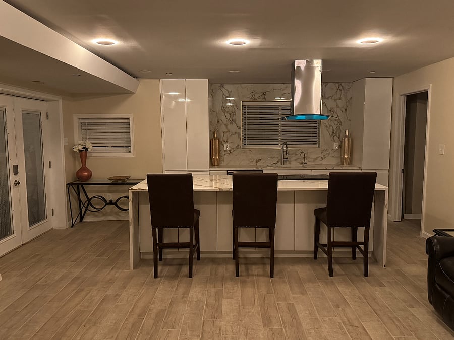 1200 sqft Luxury apt, European kitchen, bedroom suite, heated floors ...