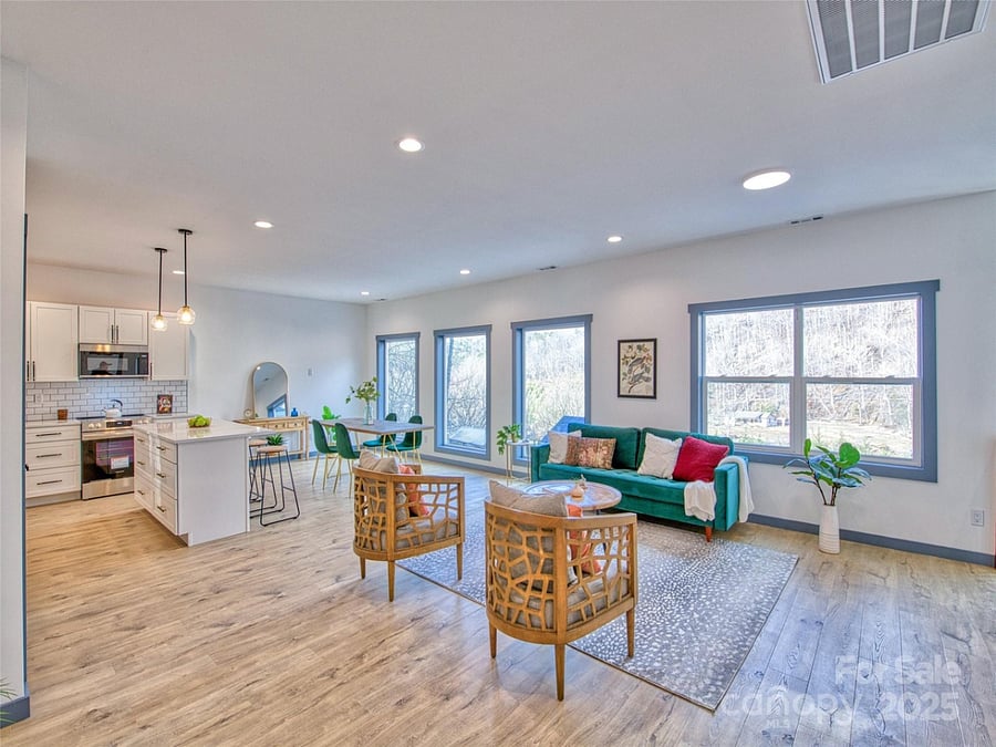Brand New Home With Stunning Views and Nature Retreat