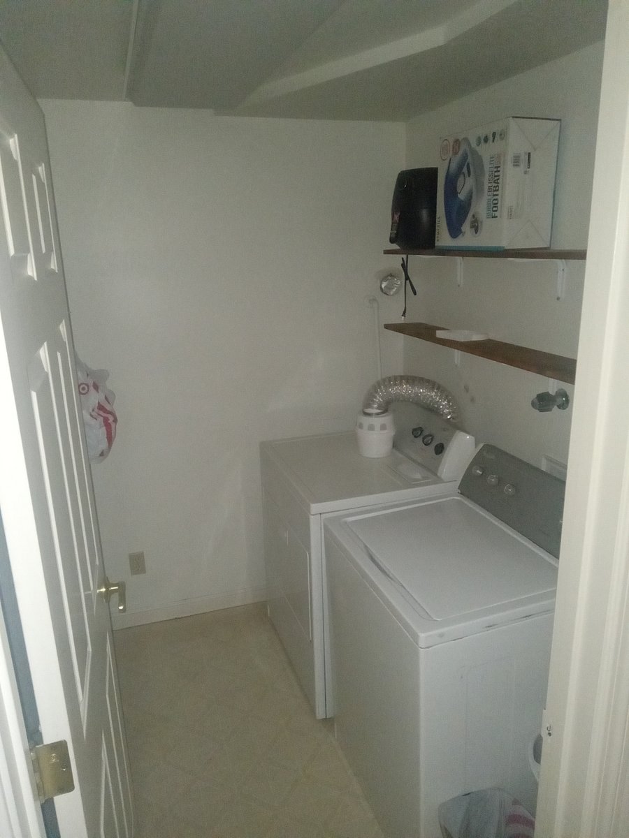 Beautiful 1 bed 1 bath laundry room mother in law quarters.