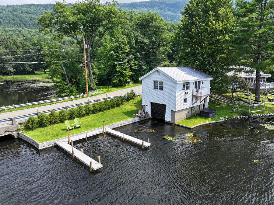 Lakefront Boathouse Cottage with Spectacular View