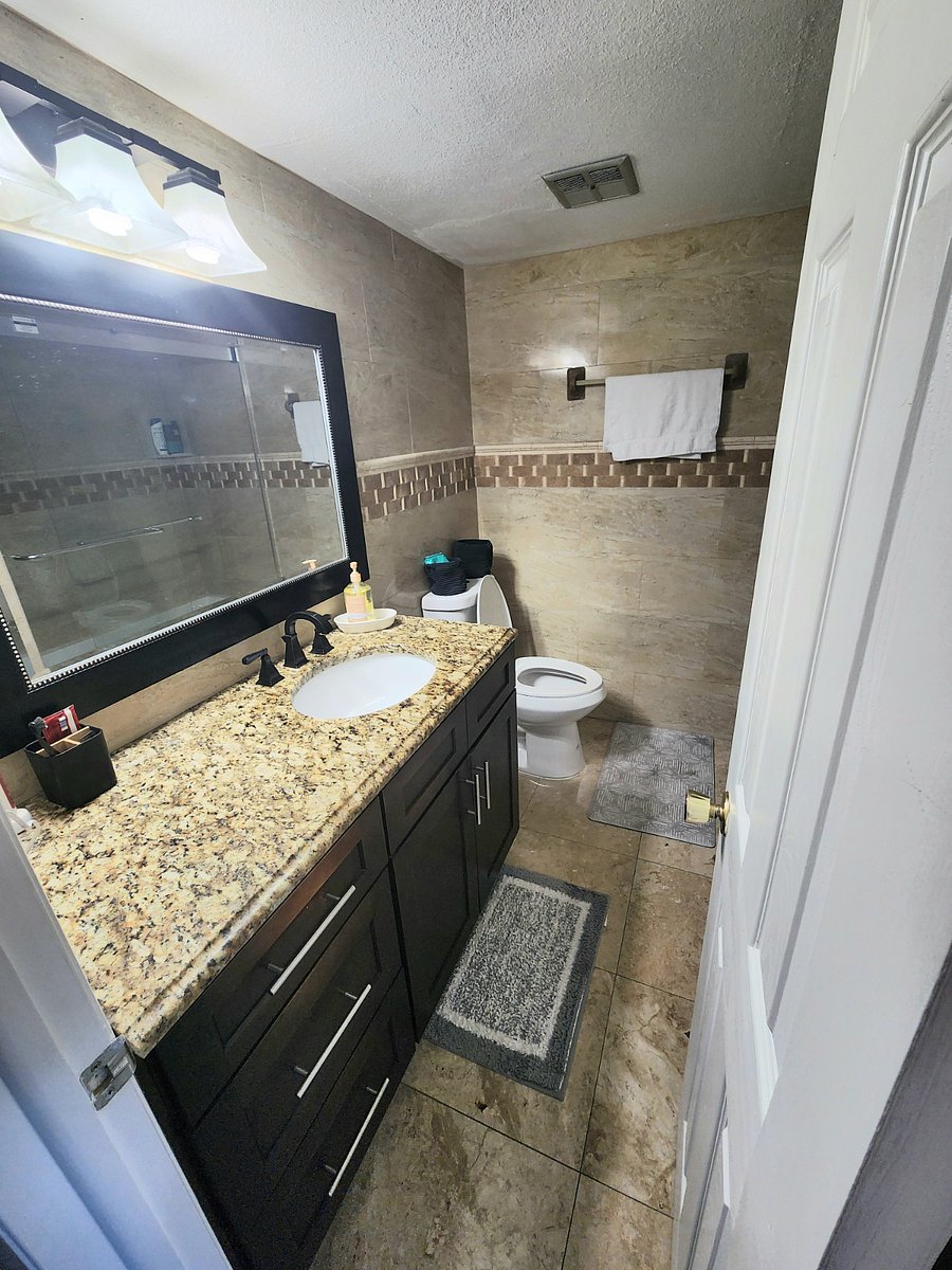 Furnished 1/1 Condo - Walk to Publix & Beach
