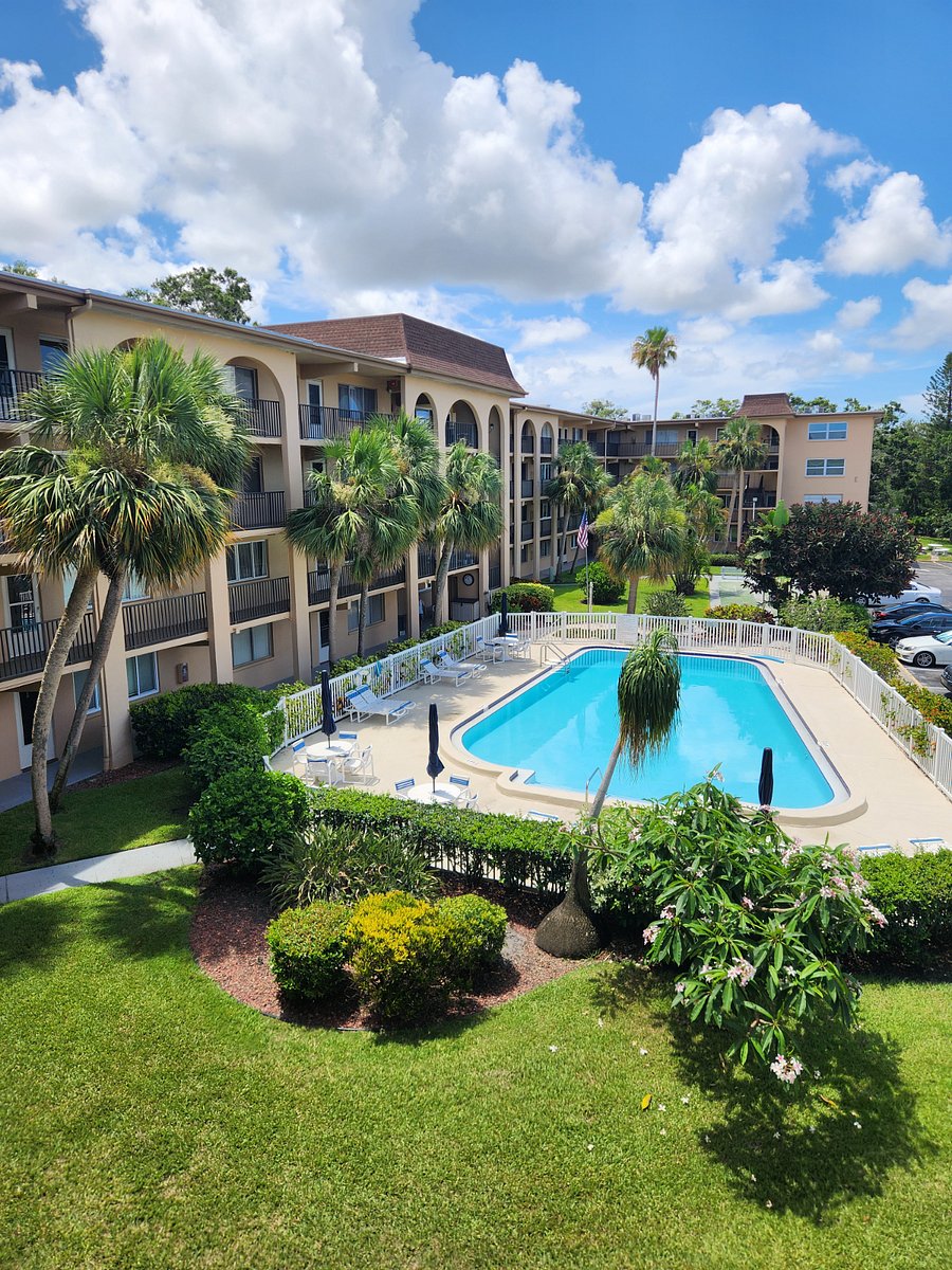 Furnished 1/1 Condo - Walk to Publix & Beach