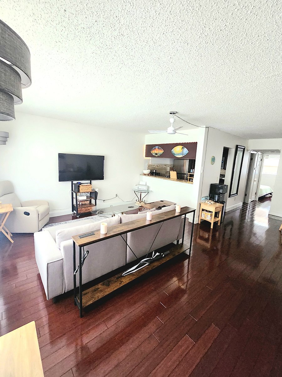 Furnished 1/1 Condo - Walk to Publix & Beach