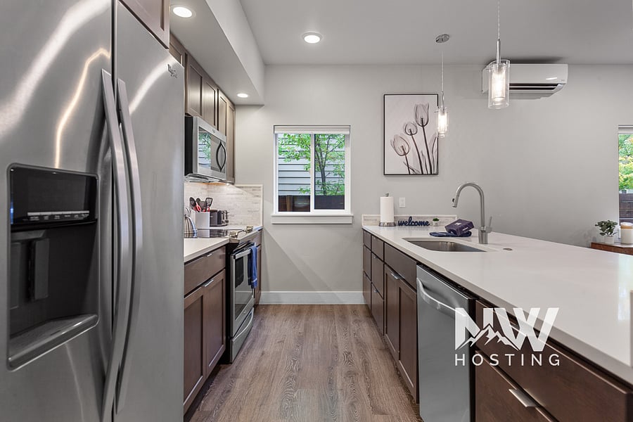 (915) Modern Ground-Level Condo Downtown-Perfect Walkability & Shared ...