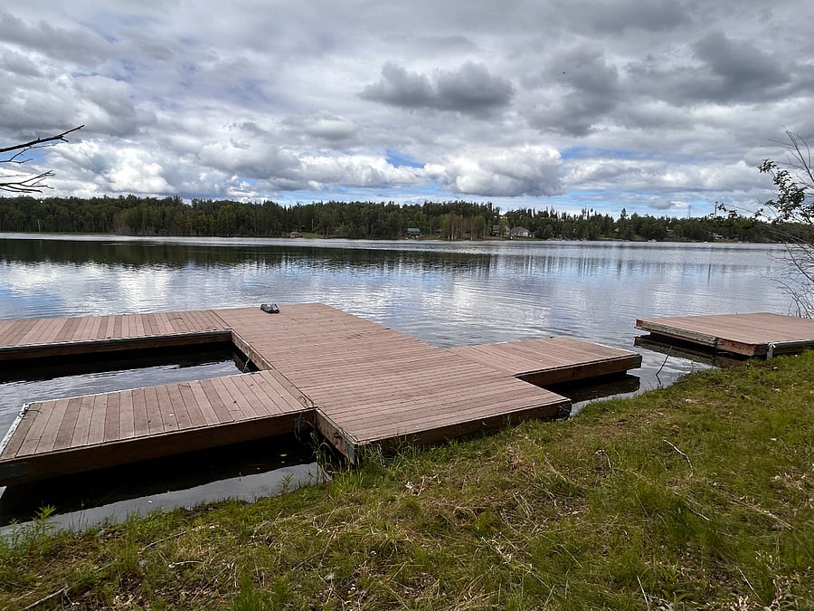 Cozy home on Longmere Lake