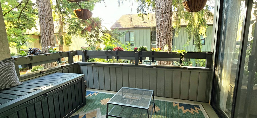 Cat-Friendly, Townhome-Style Bellevue Condo... Steps to Park & Ride ...