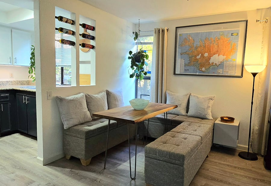 Cat-Friendly, Townhome-Style Bellevue Condo... Steps to Park & Ride ...