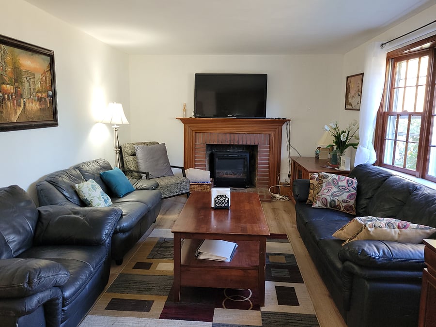 Charming East Granby house with AC and WiFi 3...