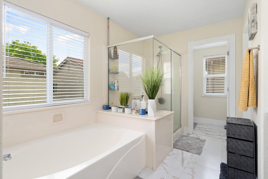 Light-Filled Room with High Ceilings in a Comfortable Shared House ...