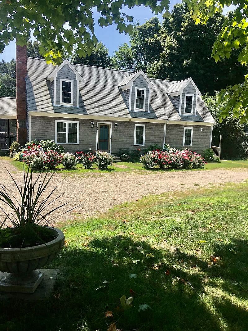 Cape Cod 2nd floor 1 BR suite